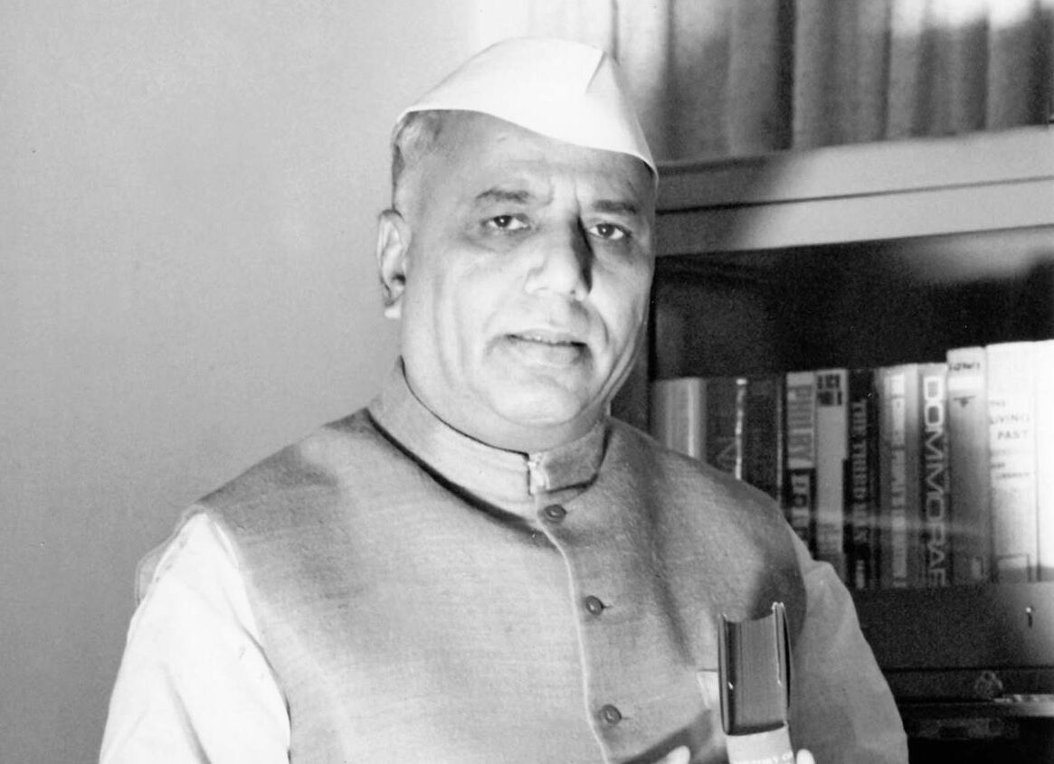 बलाढ्य सत्ताधीशांना पराभूत करण्यासाठी…! | Yashwantrao chavan and ...